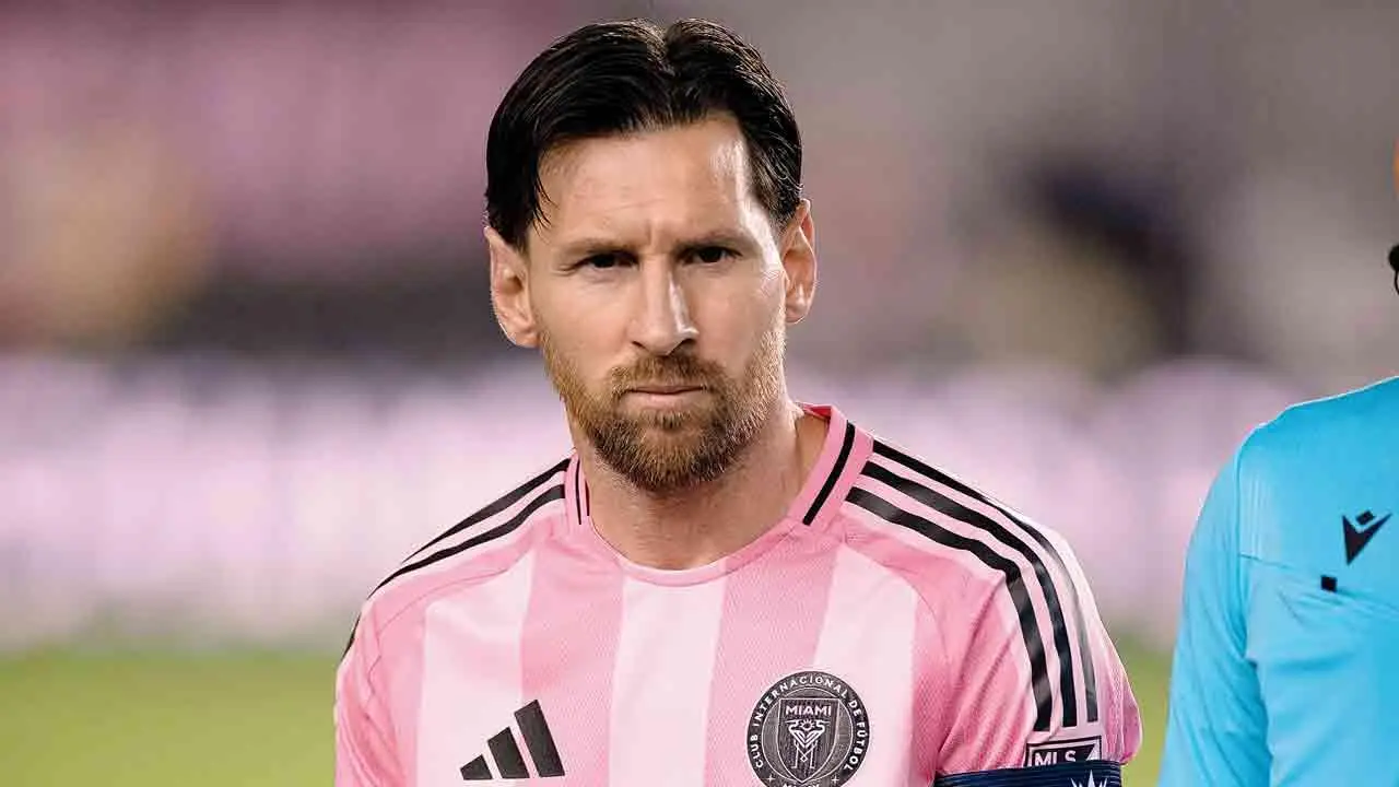 Messi fined for grabbing assistant coach’s neck - Soccer TV HD